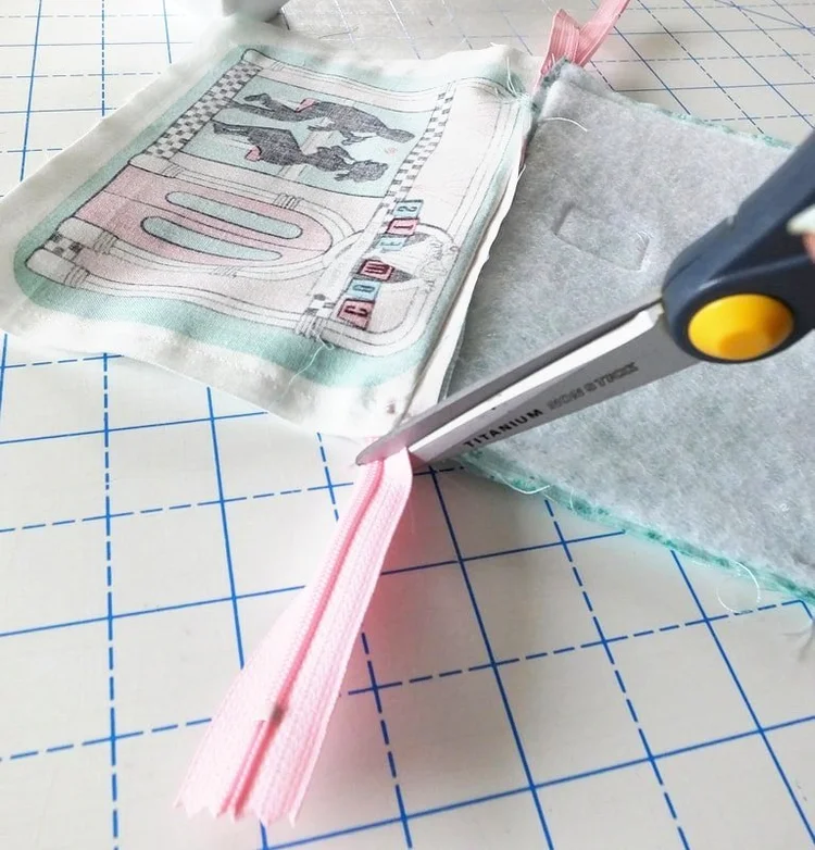 How to Make an easy Zipper Bag — Sewing to the Moon