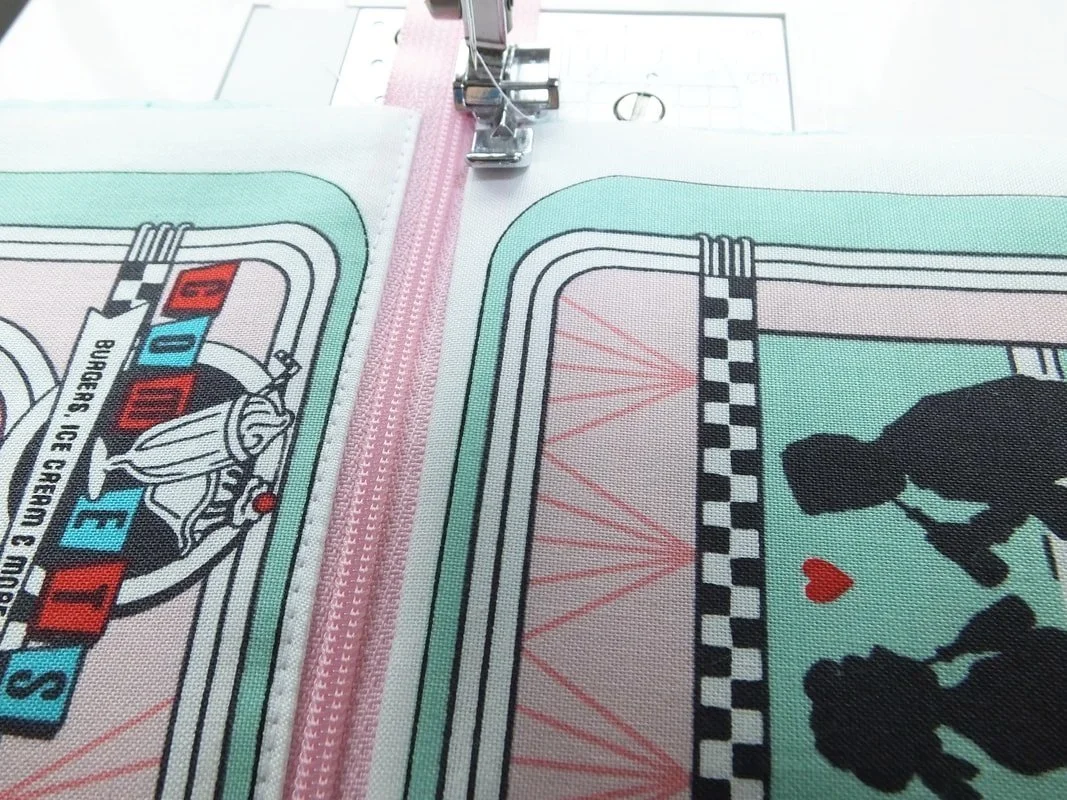 How to Make an easy Zipper Bag — Sewing to the Moon