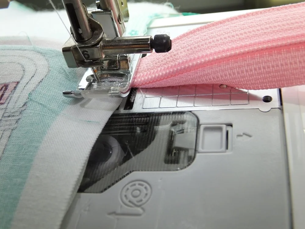 How to Make an easy Zipper Bag — Sewing to the Moon
