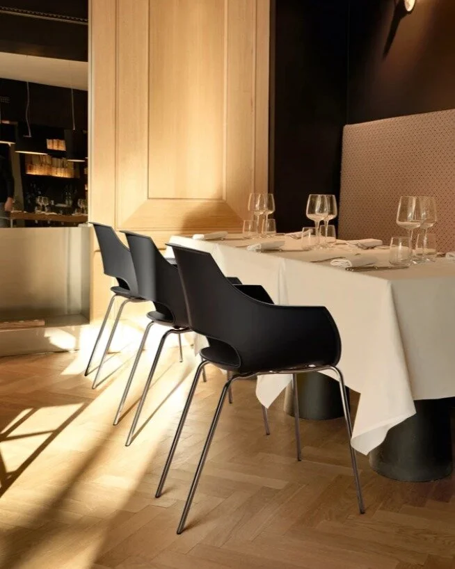 Stuhl mit Tisch: Objekt- und Gastromöbel