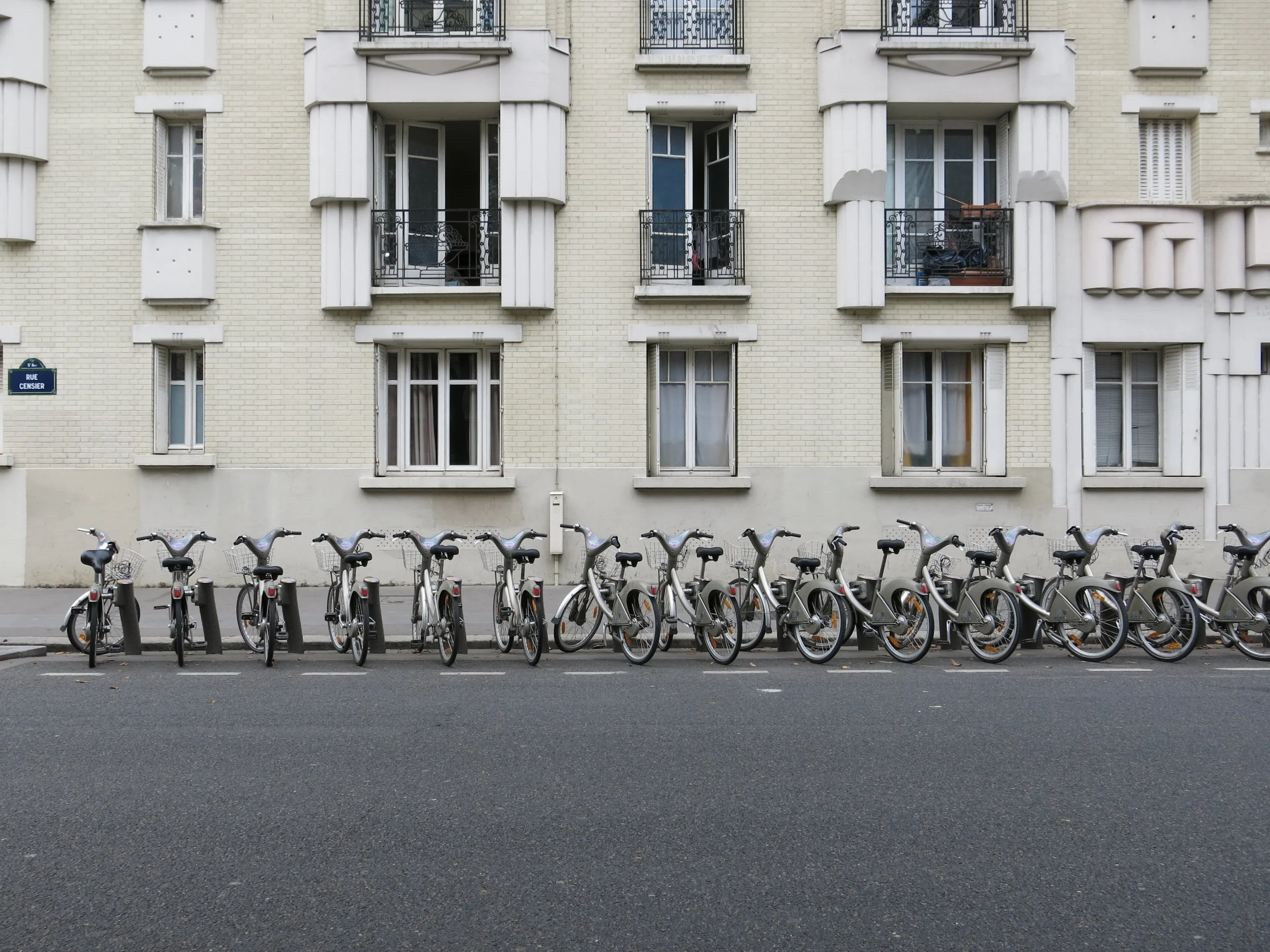 The Vélib bike system in Paris and how to use it. — Janice MacLeod