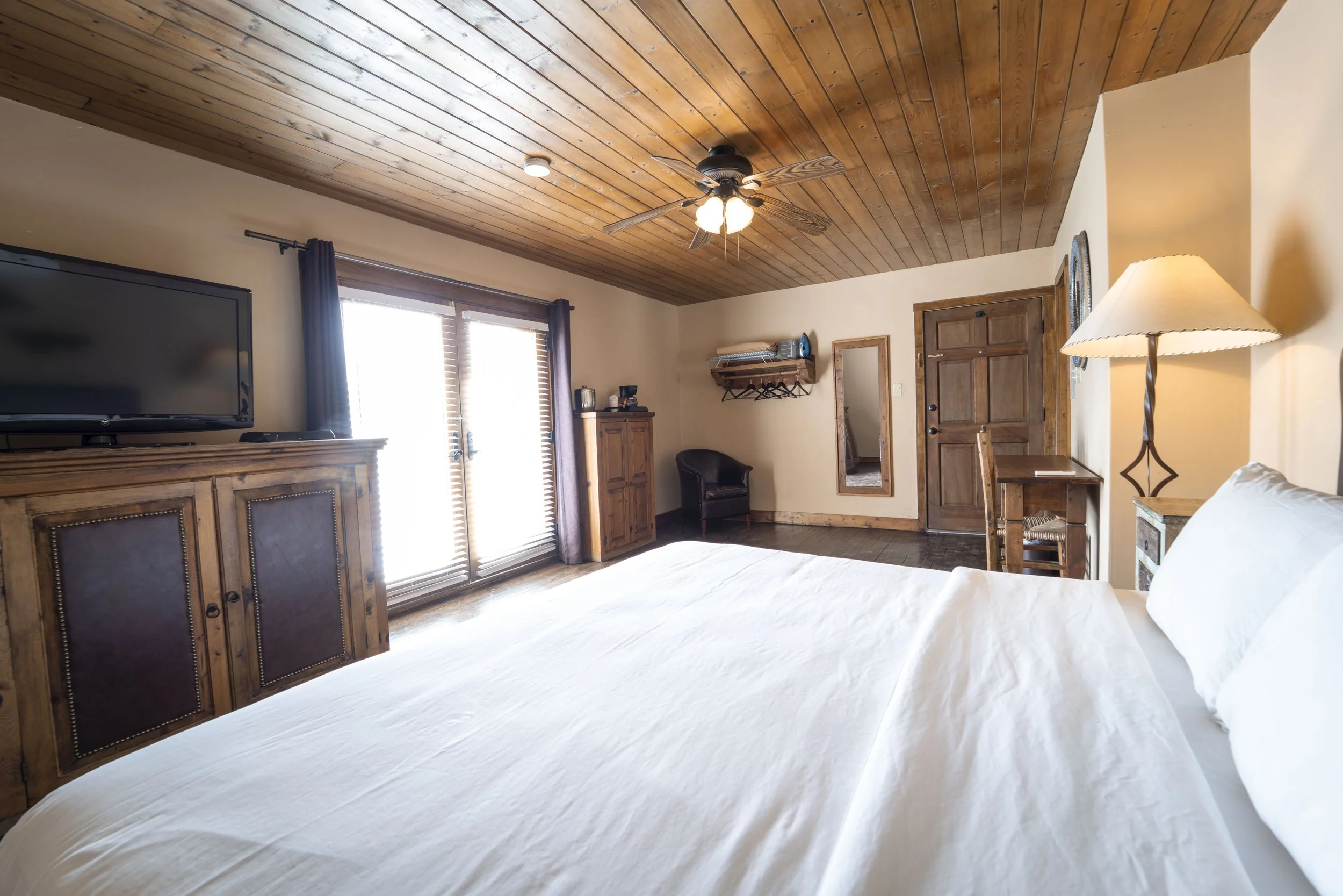 Rooms — Maverick Inn