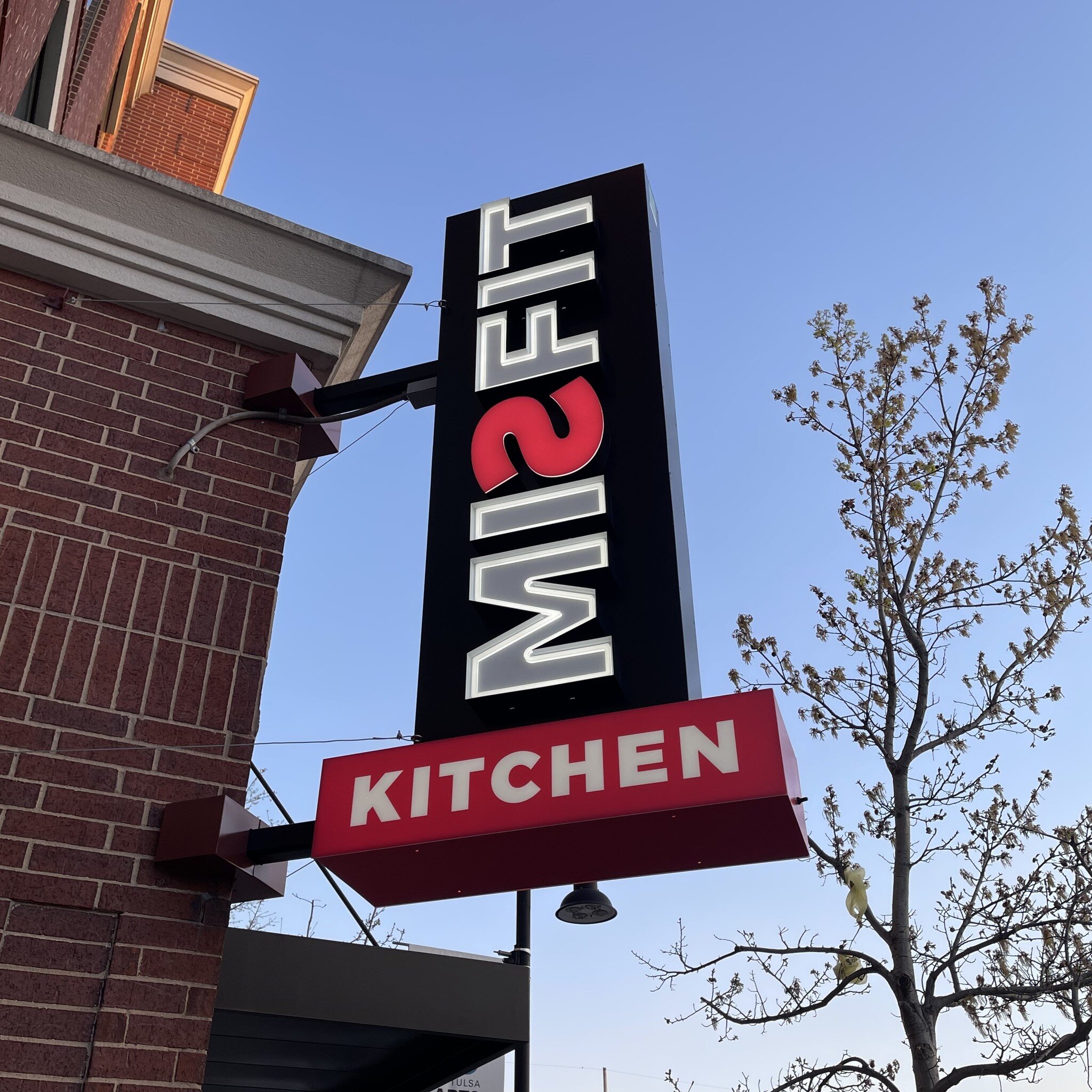 MISꟻIT KITCHƎN