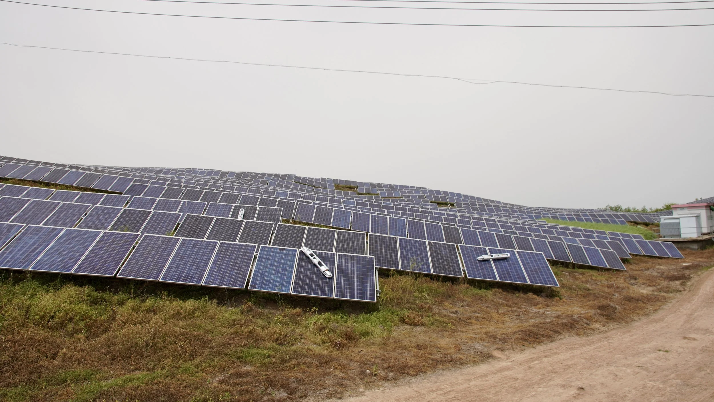 The Complete Guide to Waterless Solar Panel Cleaning