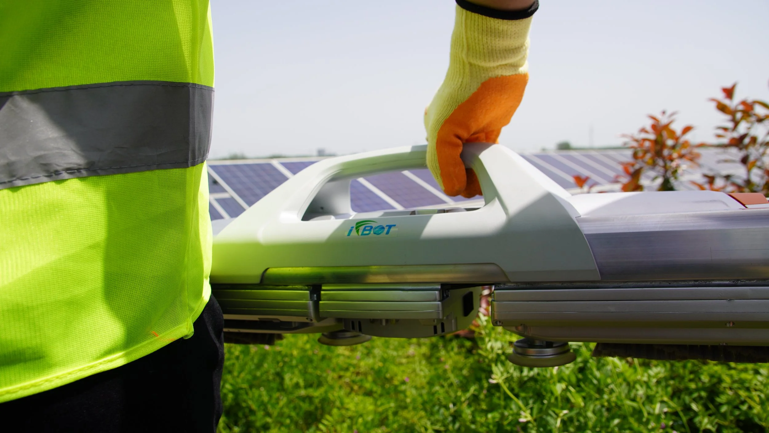 Robotic vs. Manual Solar Panel Cleaning: Methods Explored.