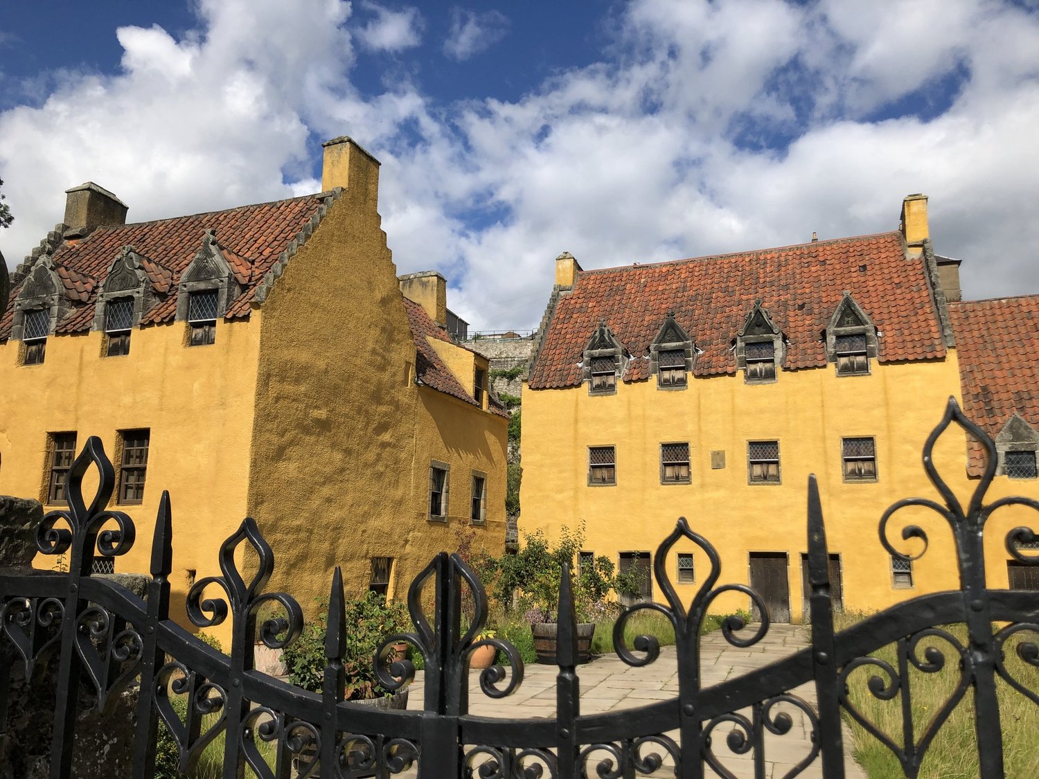 A Day Trip Out of Edinburgh - Visit the Historic Village of Culross ...
