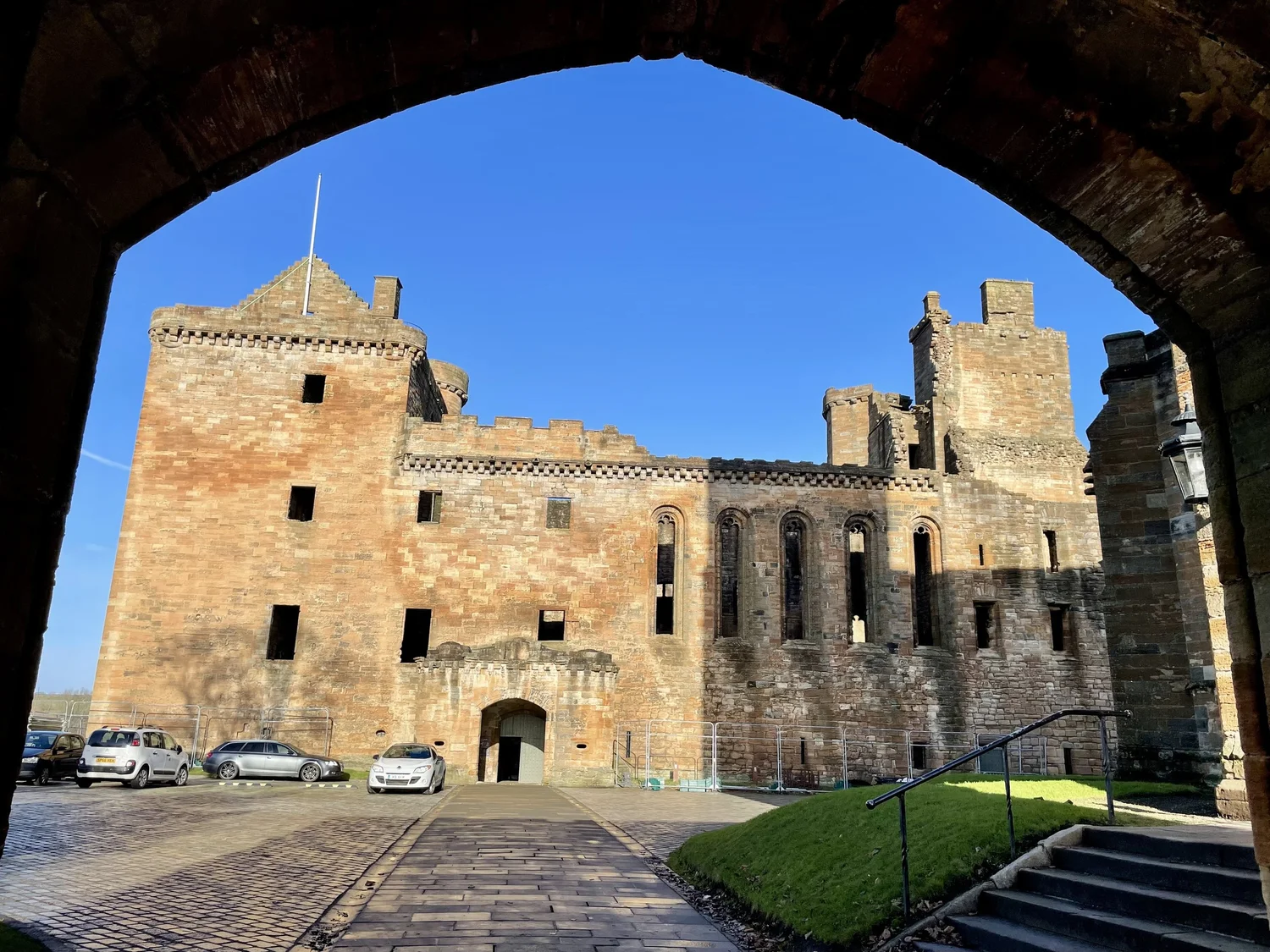 A Day Trip Out of Edinburgh - Visit Linlithgow Palace, Birthplace of ...