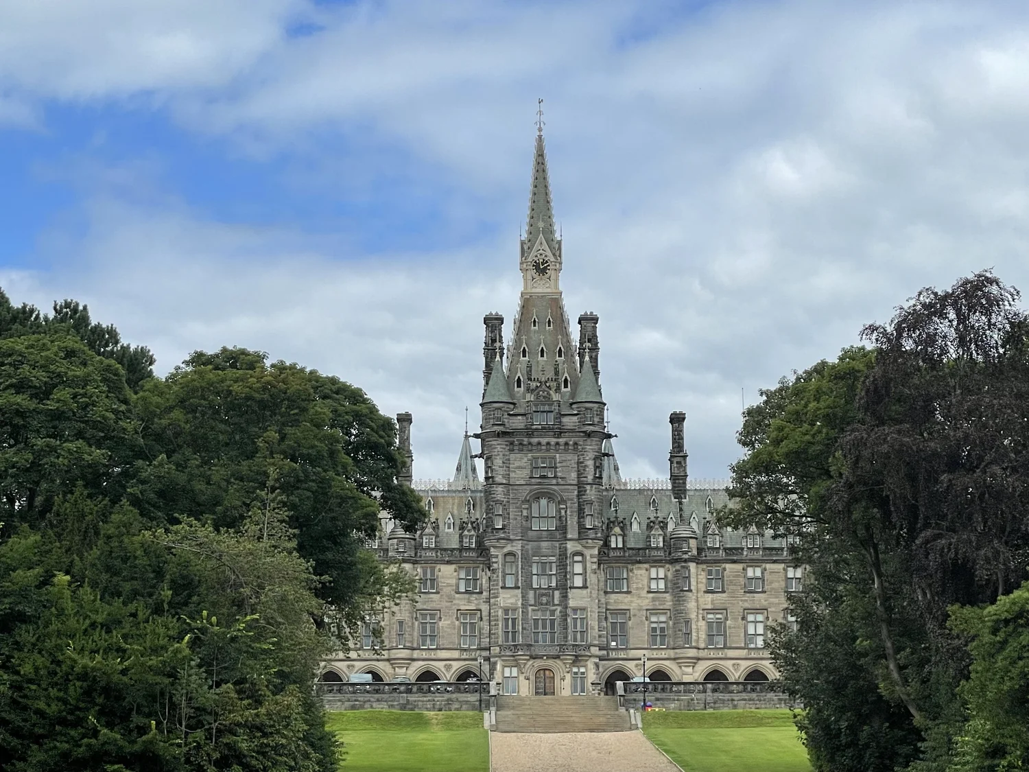 Architecture of Edinburgh - The Scots Baronial Style — Edinburgh Expert ...