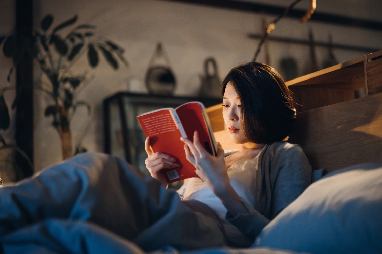 Is reading before bed good for your sleep? 14 benefits & tips — Calm Blog