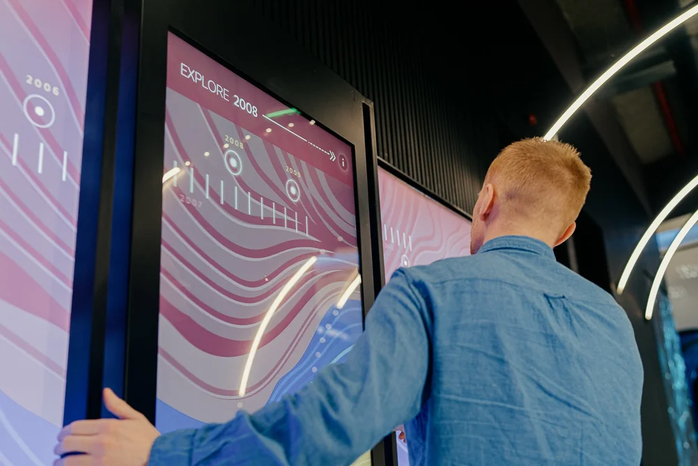 Kinetic Displays | Dynamic Motion Digital Screens & Interaction