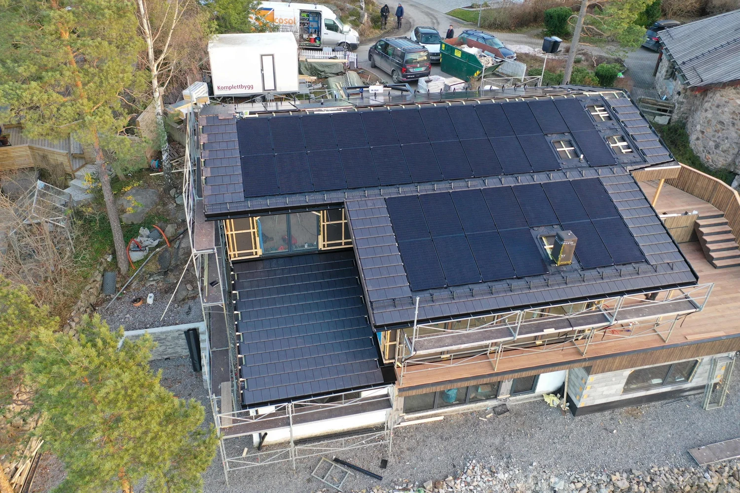 Integrerte solcellepaneler kombinert med flat takstein — Ecosol