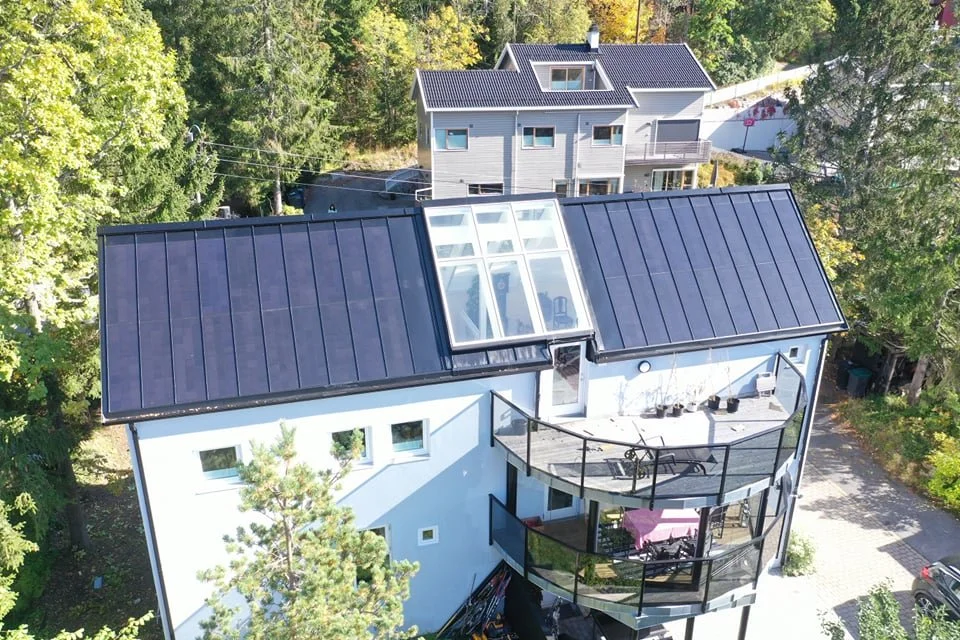 Roofit båndtekking med solceller ved takrehabilitering — Ecosol