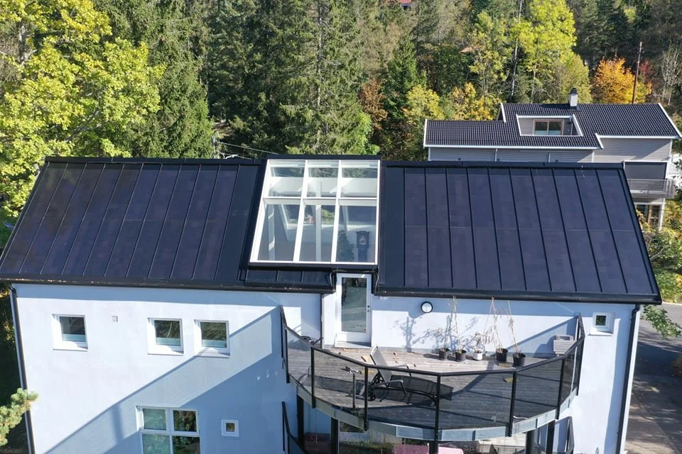 Roofit båndtekking med solceller ved takrehabilitering — Ecosol