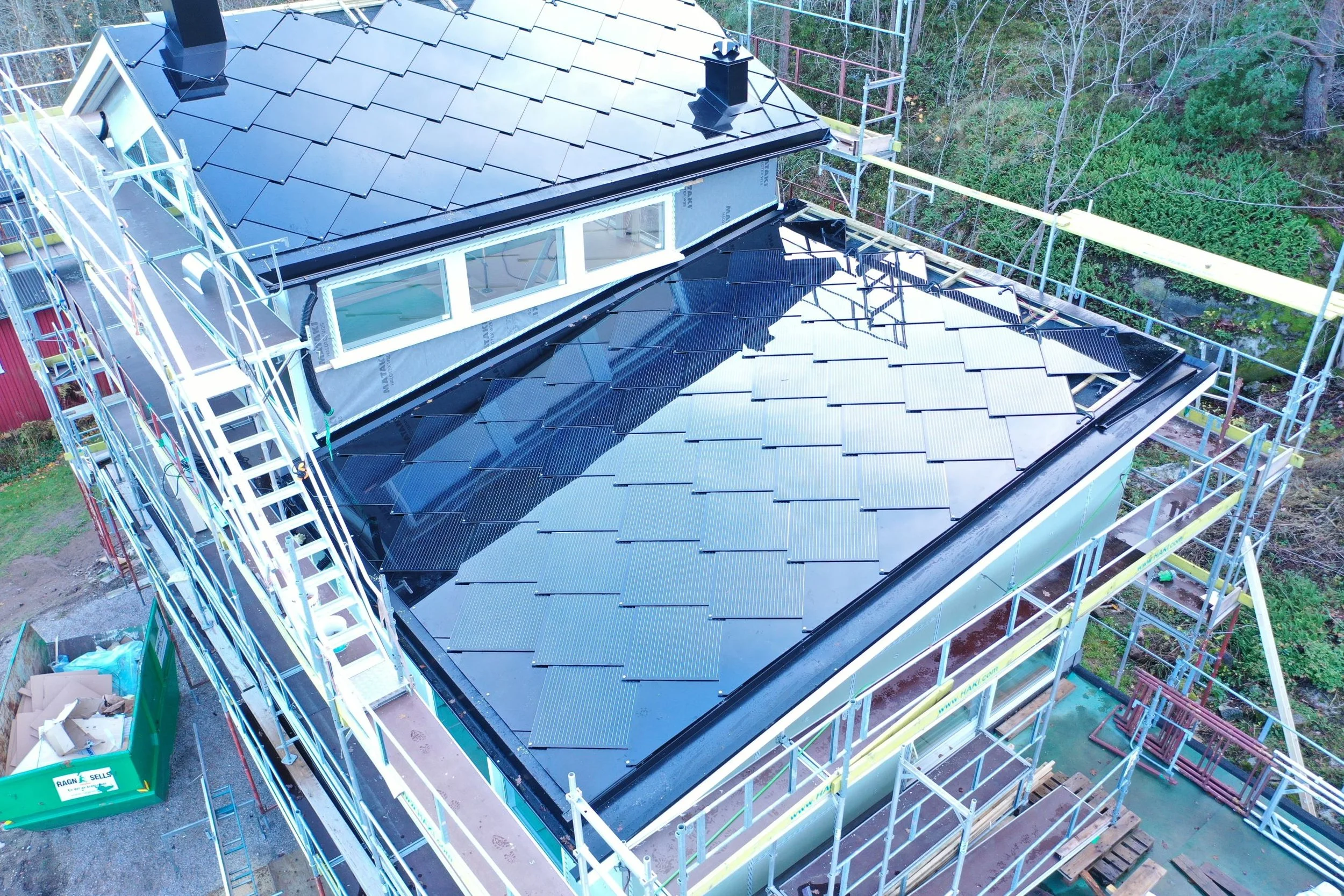 Sunstyle solcelletakstein på hus på gård — Ecosol