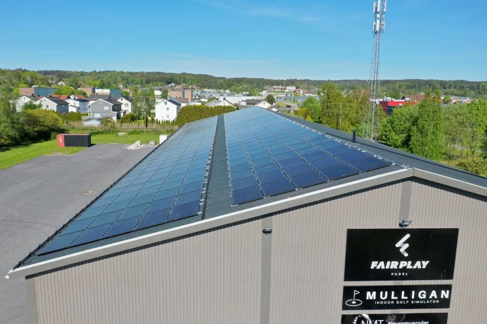 Utenpåliggende solcellepaneler for næringsbygg i Fredrikstad — Ecosol