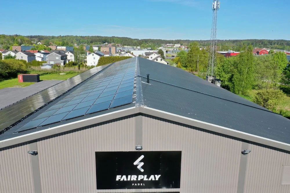 Utenpåliggende solcellepaneler for næringsbygg i Fredrikstad — Ecosol