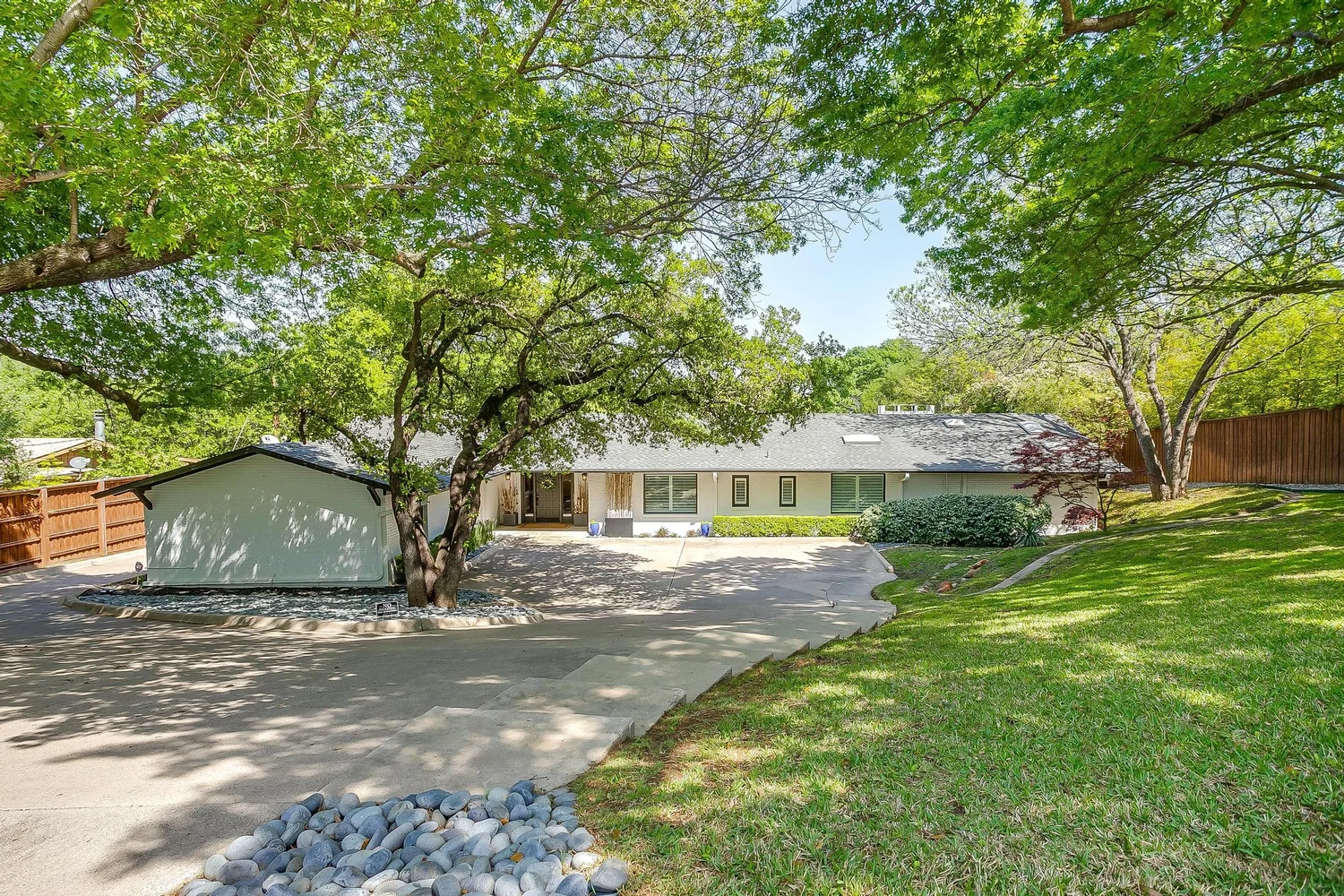 4041 SHADOW DRIVE — The Ashton Agency