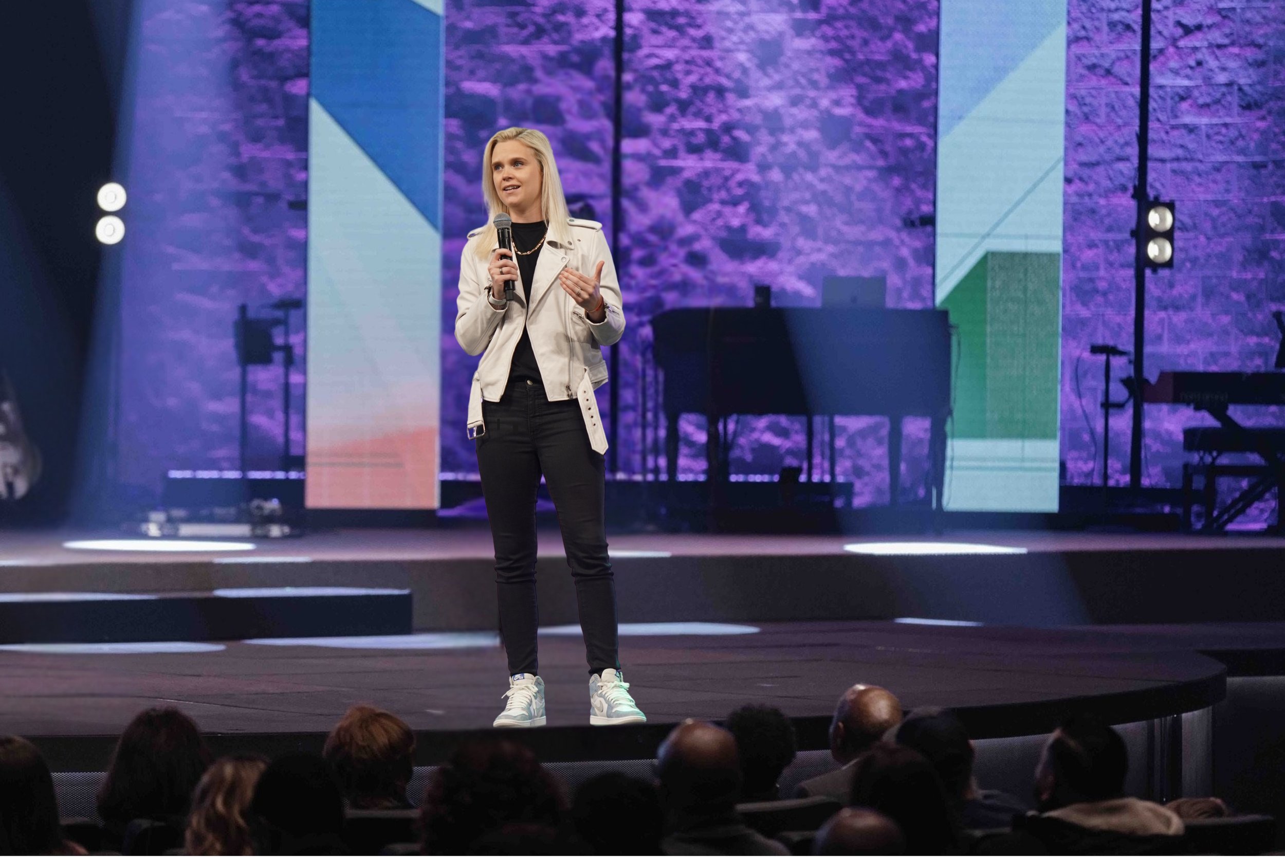 Zoe Asher | Keynote Speaker on Loneliness, Connection & Workplace Culture