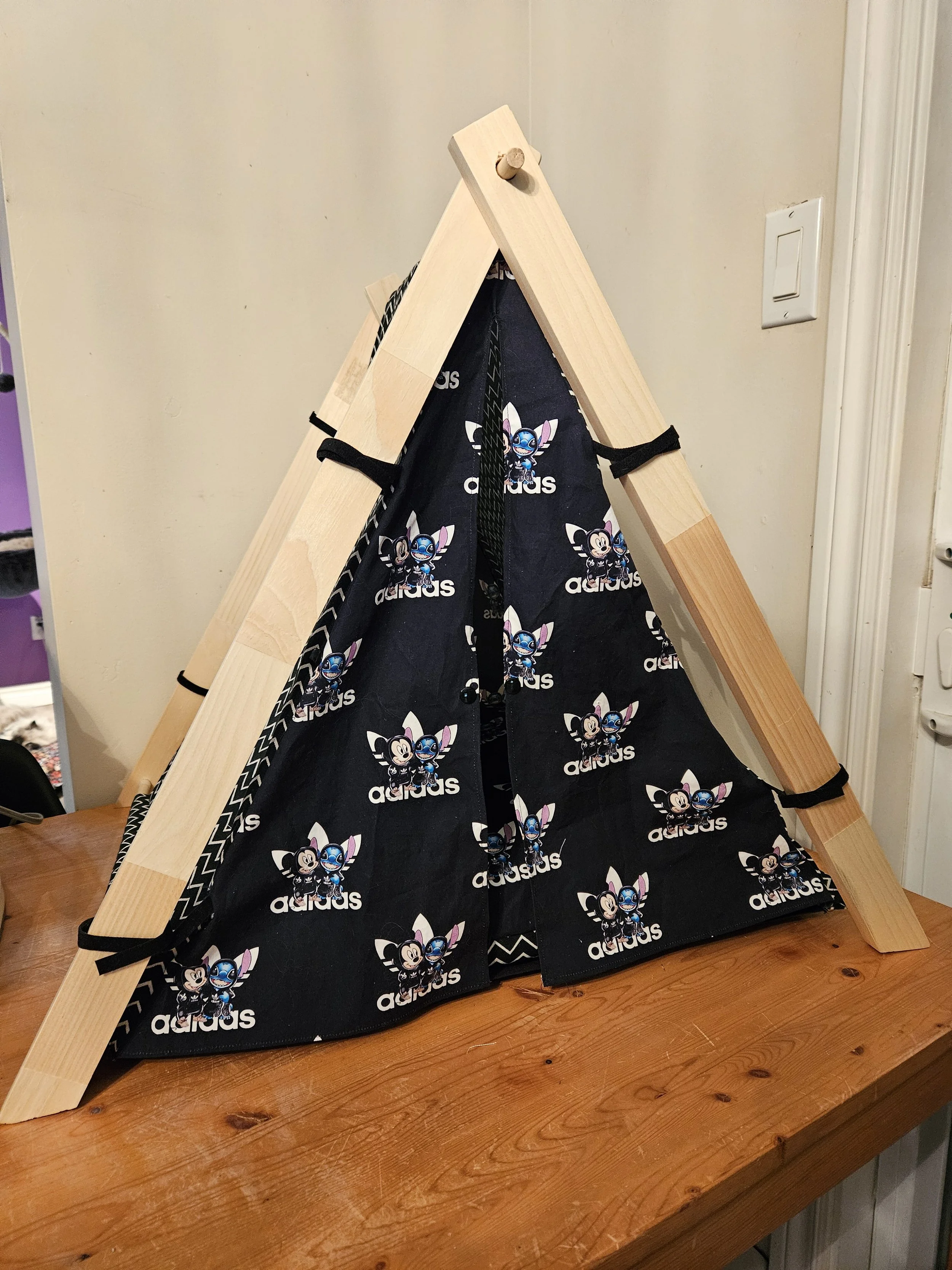 Tipi avec structure de bois adidas amis — Tipi & Tralala