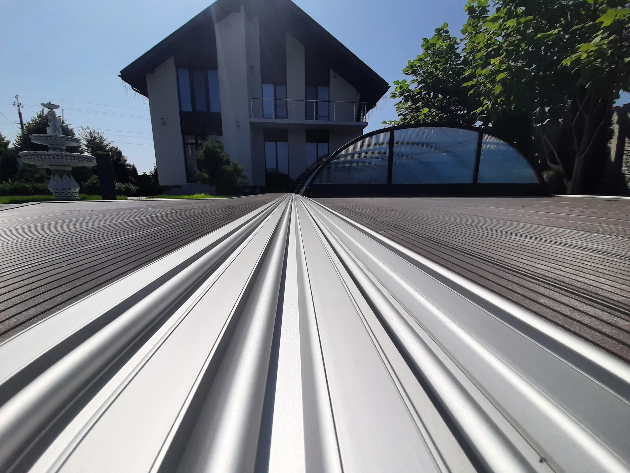 POOL ENCLOSURE FEATURES — Retract Enclosures