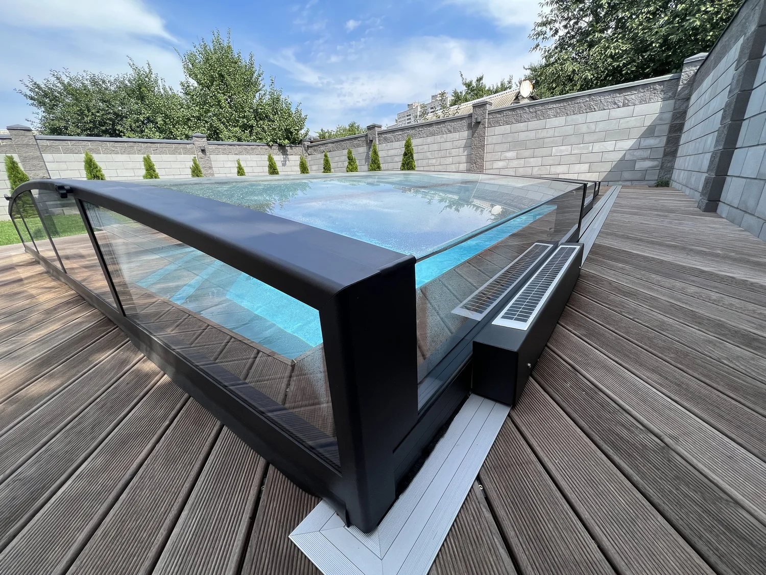 POOL ENCLOSURE FEATURES — Retract Enclosures