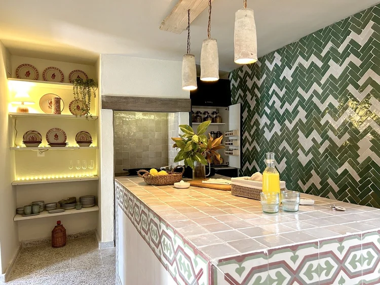 CASA ALAMANDA, AMANDA HOLDEN AND ALAN CARR'S SPANISH JOB — Granada ...