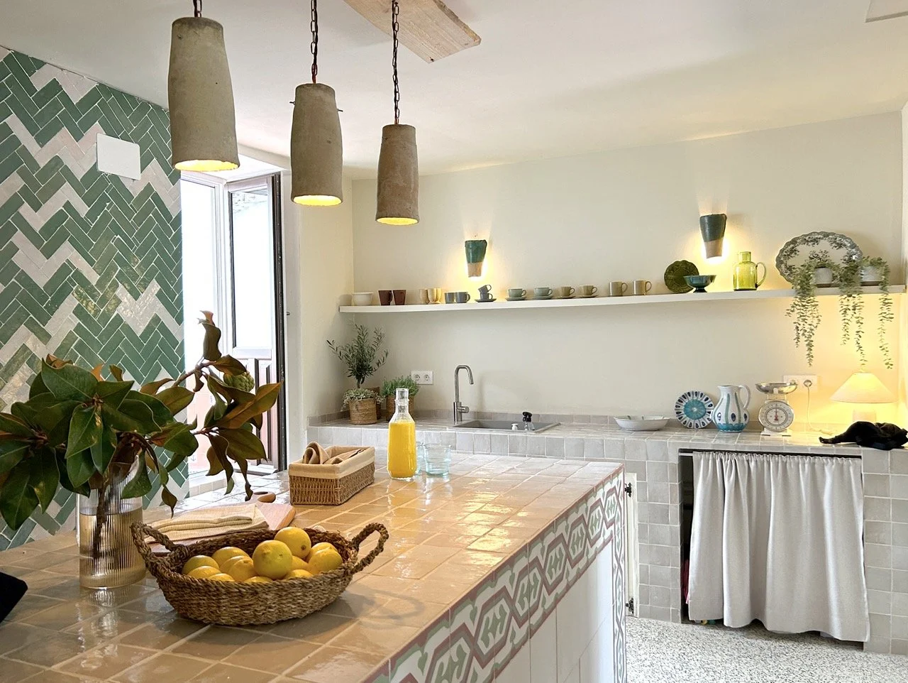 CASA ALAMANDA, AMANDA HOLDEN AND ALAN CARR'S SPANISH JOB — Granada ...