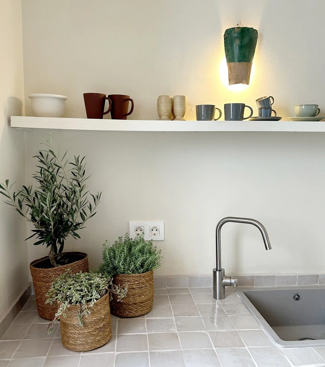 CASA ALAMANDA, AMANDA HOLDEN AND ALAN CARR'S SPANISH JOB — Granada ...