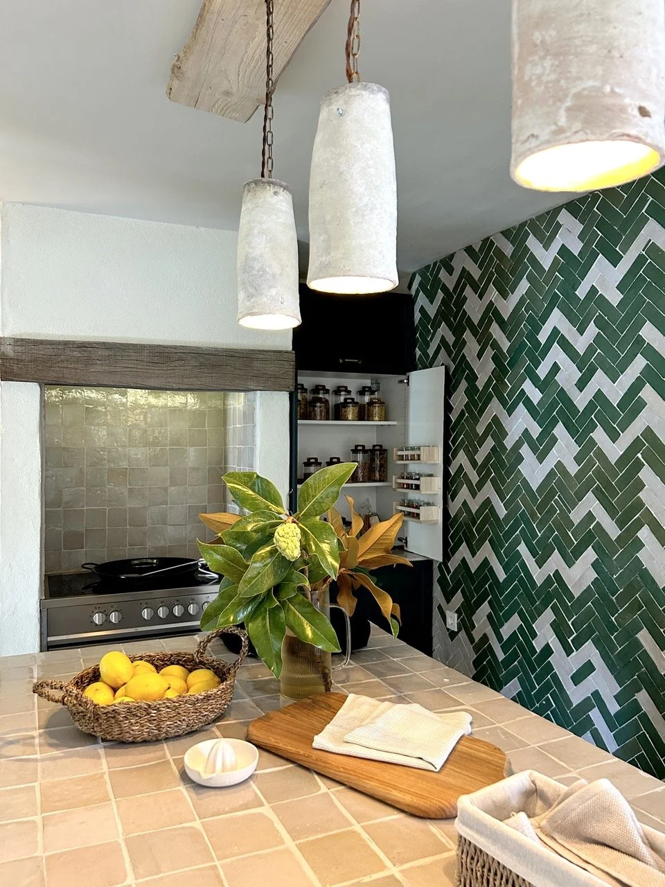 CASA ALAMANDA, AMANDA HOLDEN AND ALAN CARR'S SPANISH JOB — Granada ...