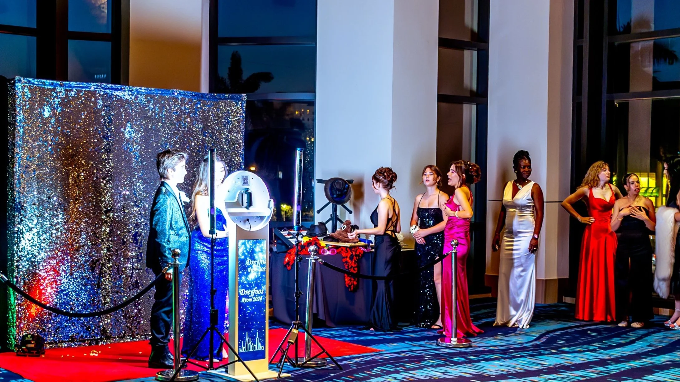 Open Style Photo Booth - Modern & Versatile Photos | Fotoboyz Events ...