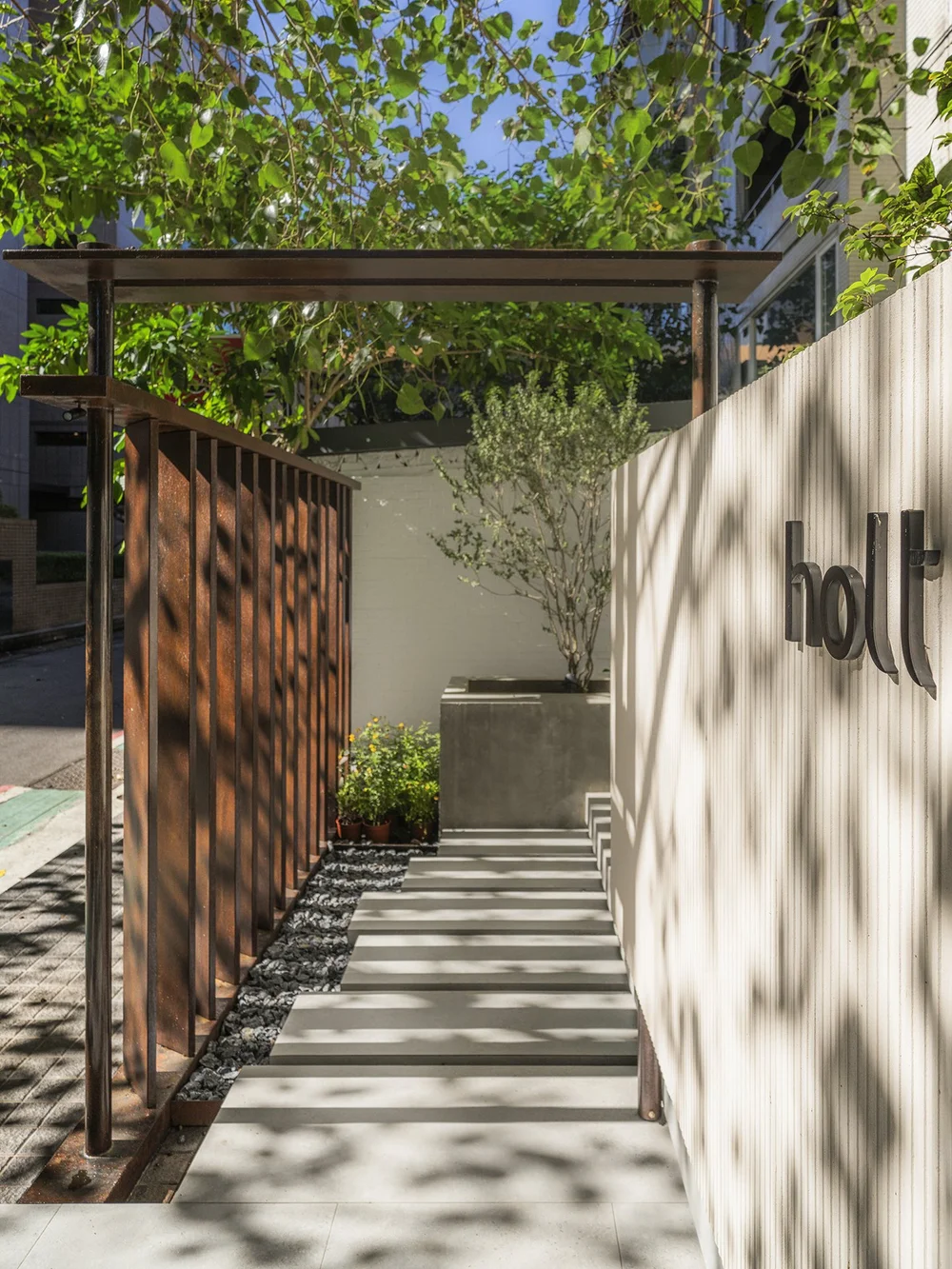 Holt Restaurant 是城市裡的一座靜謐山丘，以創造樸質、純粹的美味料理為初衷，希冀帶領人們沈浸於一段滋味曼妙的旅程，如同被環山蒼鬱 ...