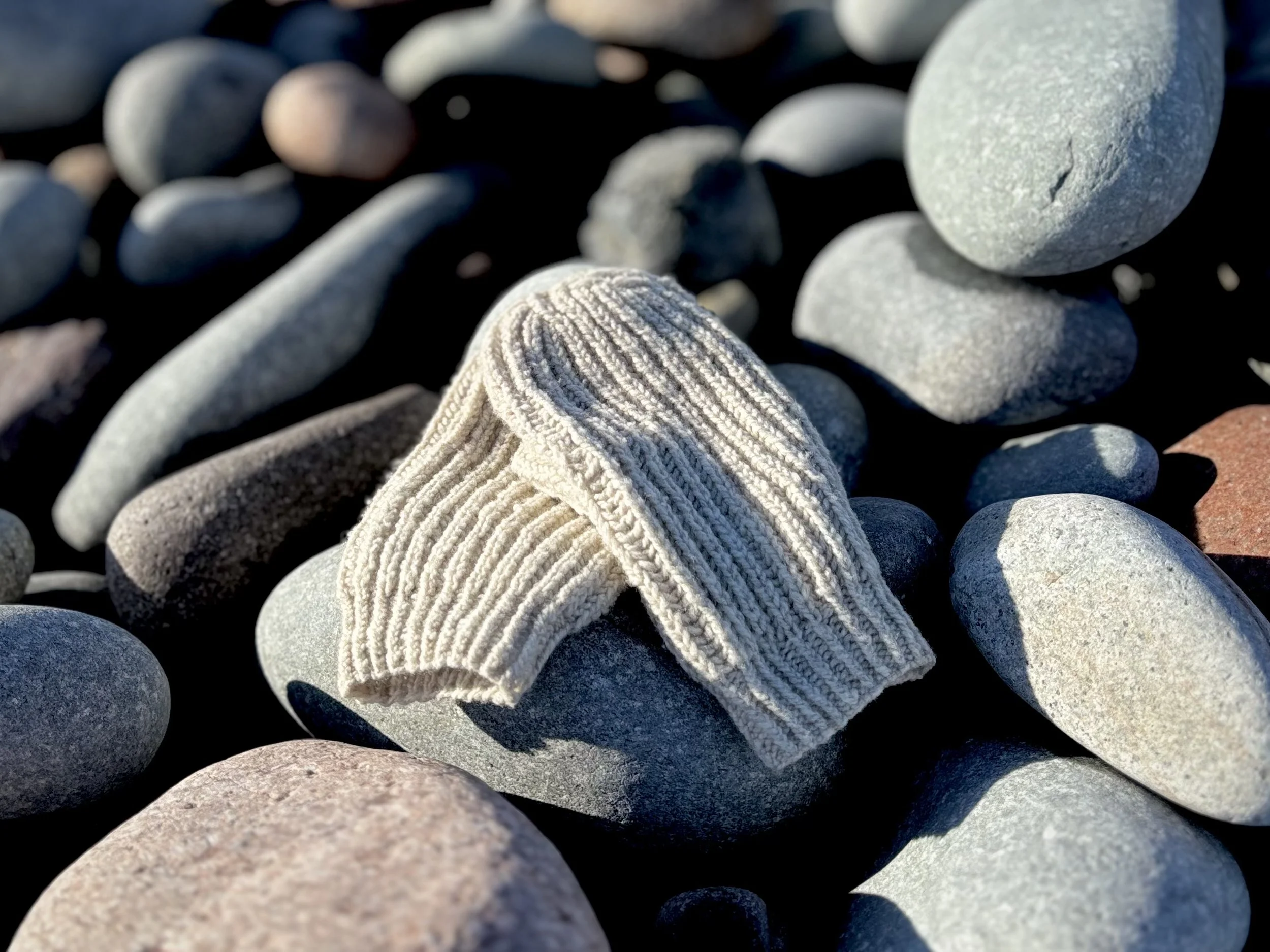 Mitten Knitting Pattern: Frozen Seas — Classical Songbird Designs