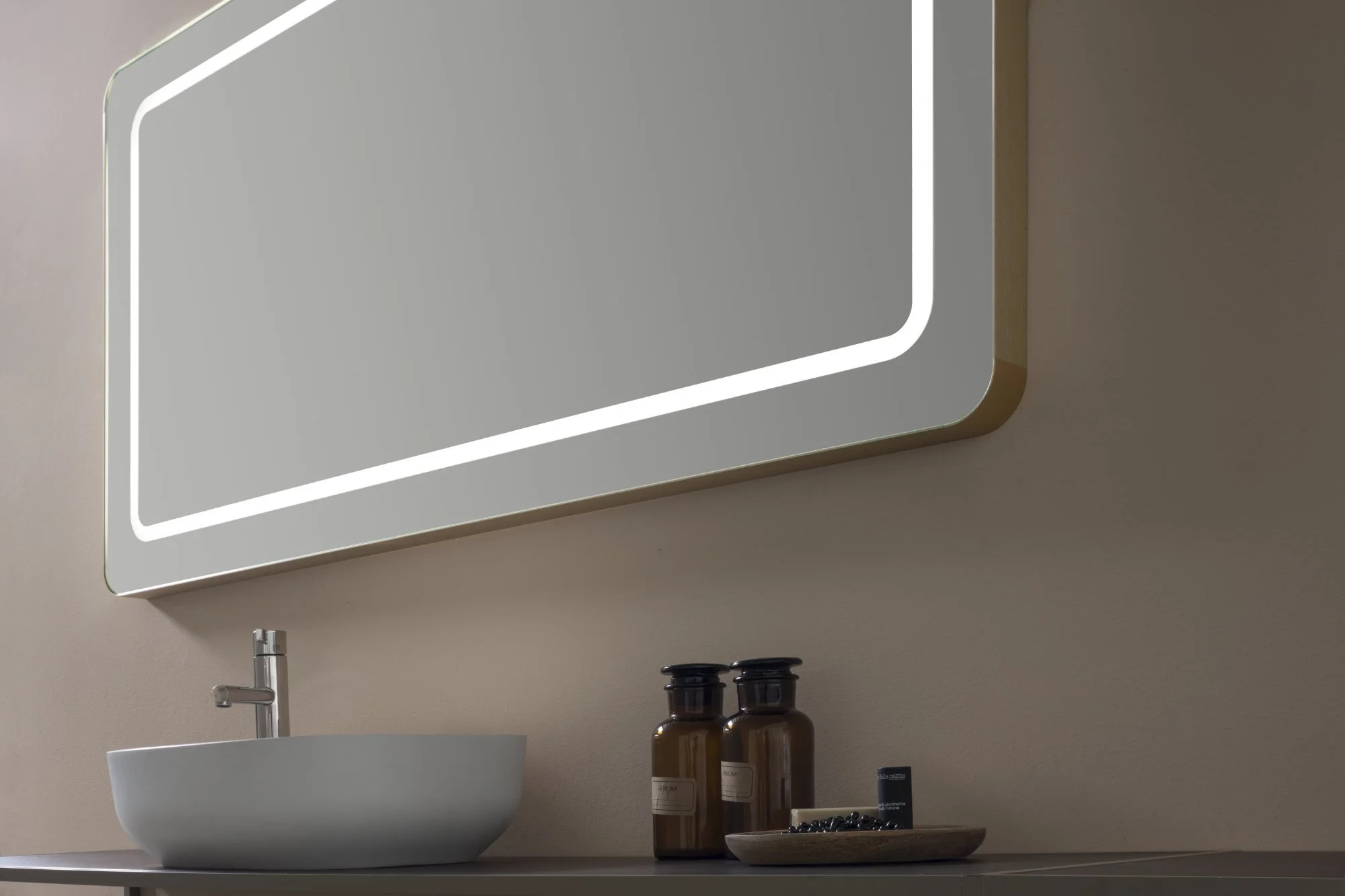 Specchiera con luce led e angoli stondati - Panama led | Krea srl