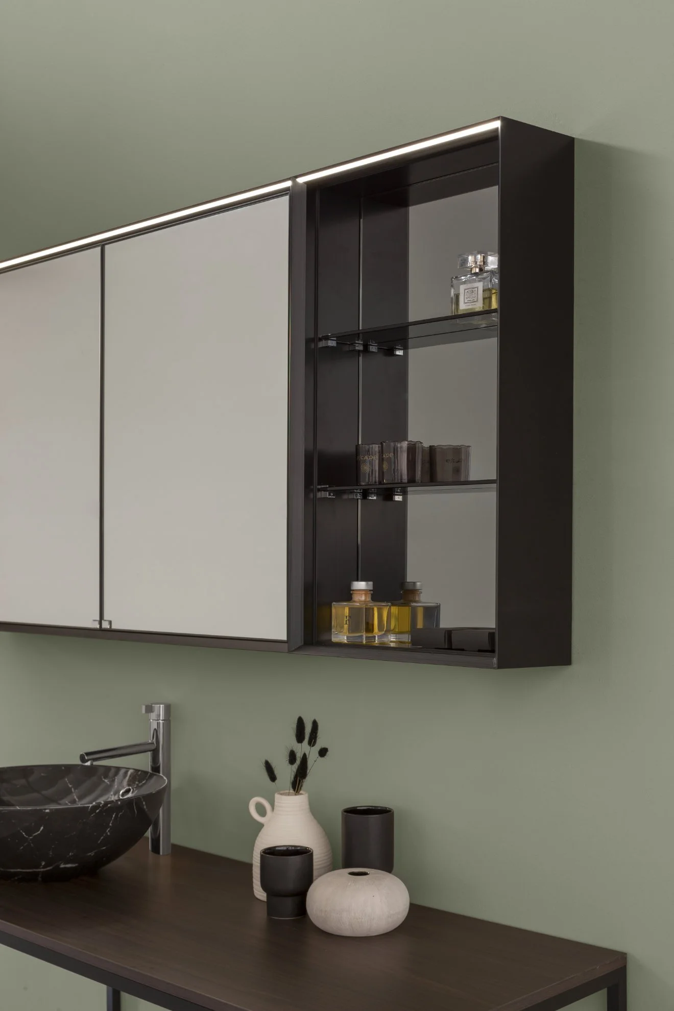 Pensile a giorno con telaio in alluminio e luce led integrata | Krea srl