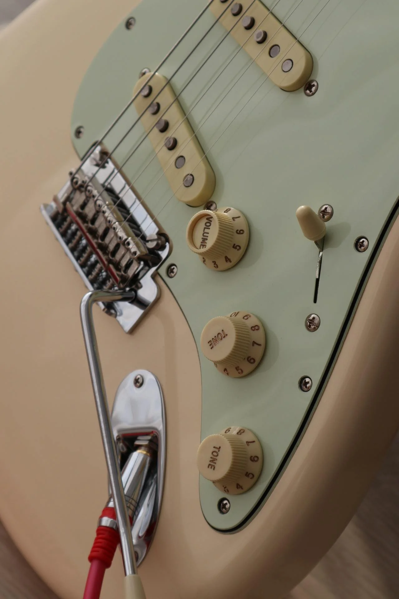 Electric Guitar Bridges Explained: Tremolo vs Fixed Bridge — Background ...