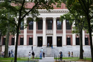 Harvard makes AI training mandatory for freshmen in expository writing ...