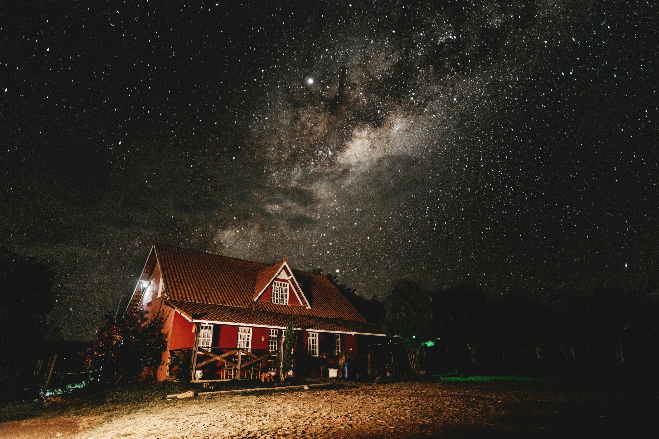 How Solar Powers Your Home at Night: Batteries vs Grid-Tied Systems ...