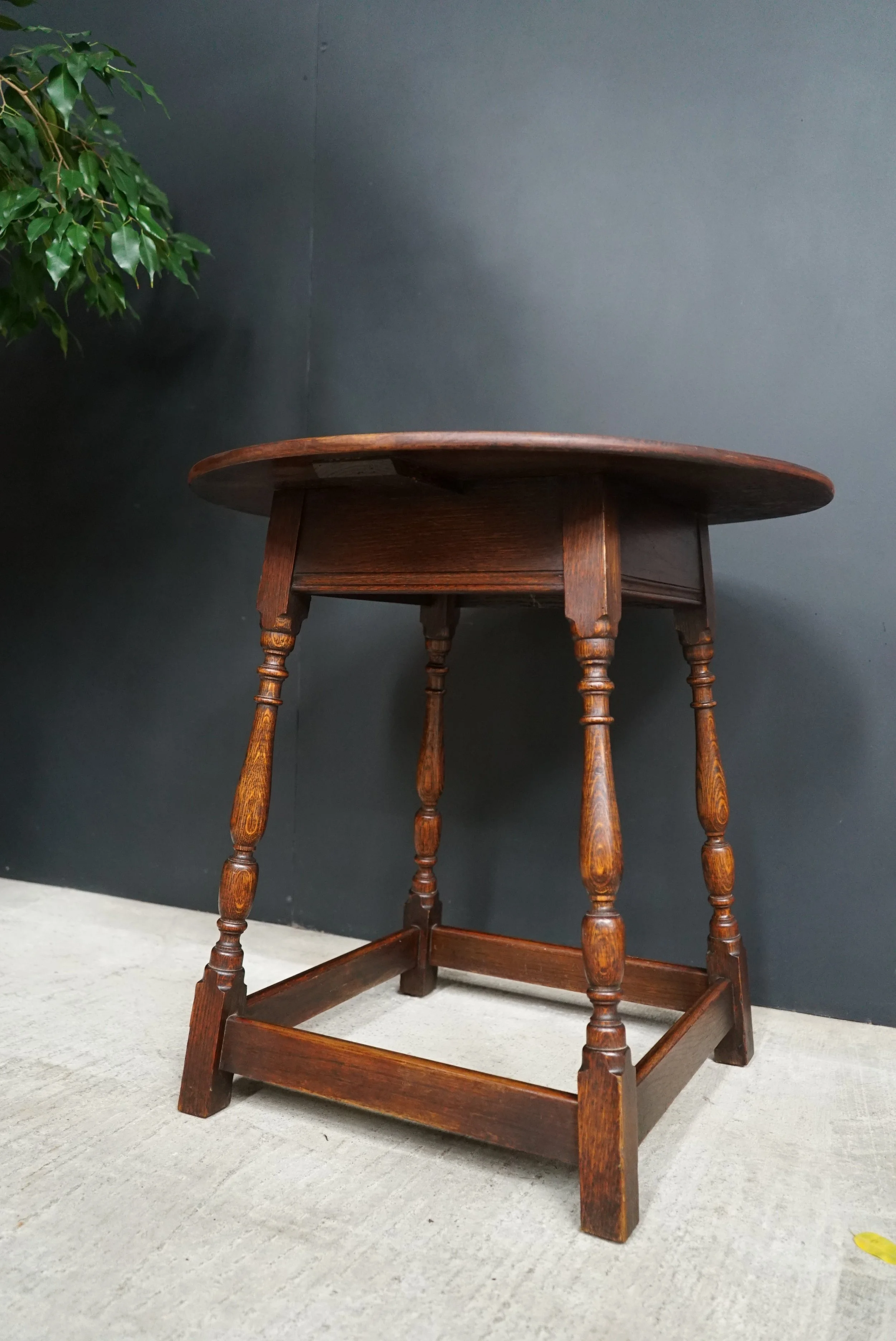 20th Century Round Oak Tavern Table - England — l'original