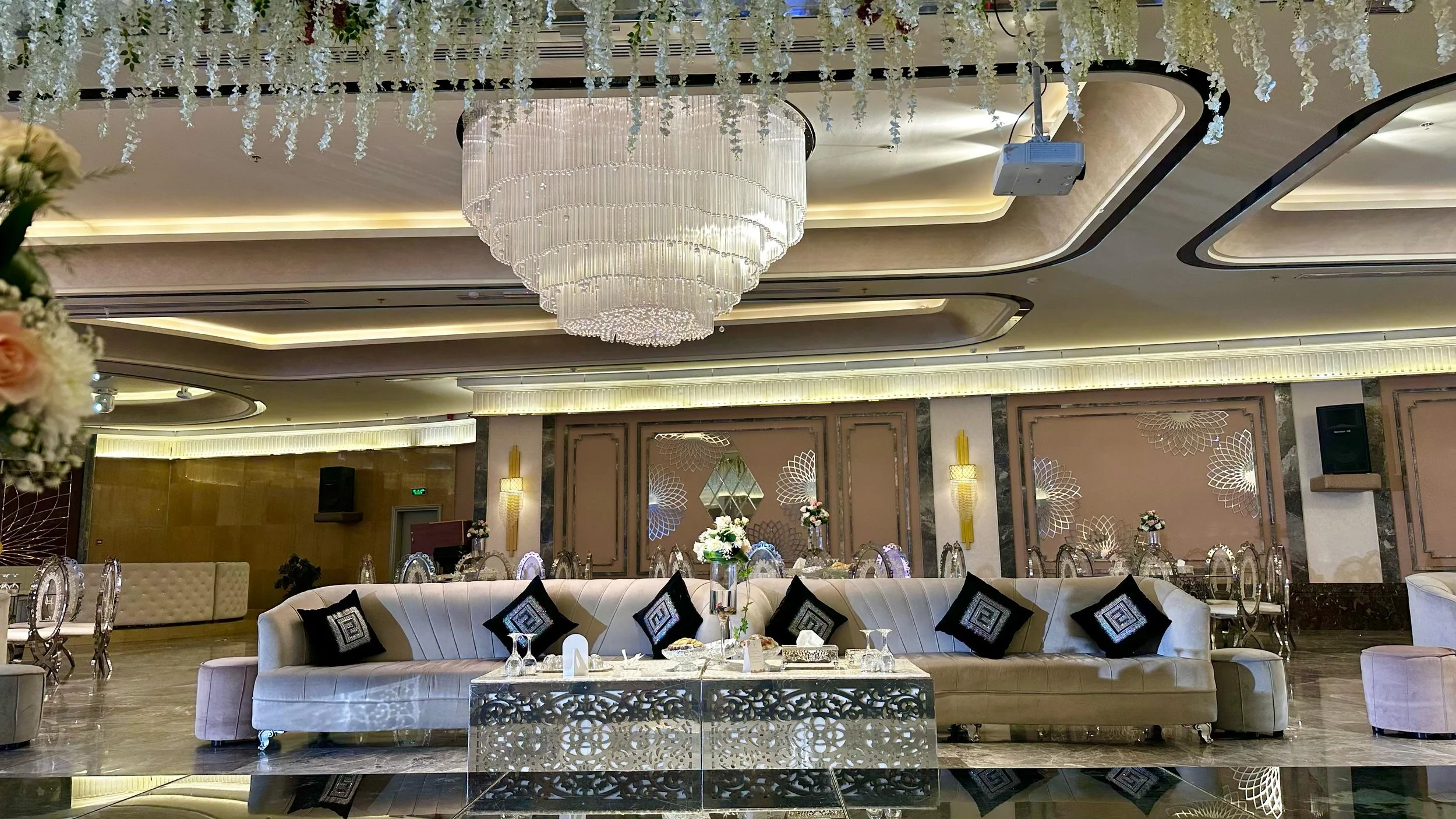 ! مشاهدة القاعات من مكانك — H Laylati LLC.