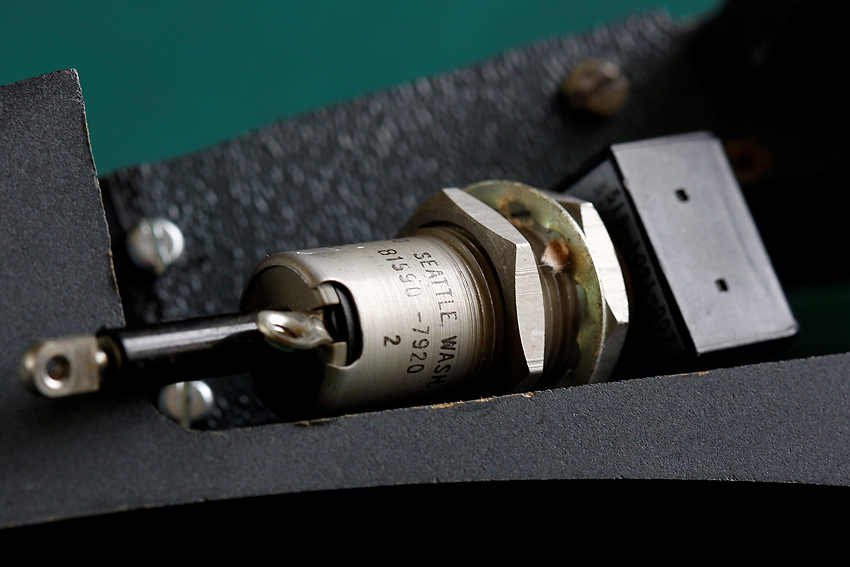 Boeing 737 NG Master Caution System ('six packs') Installed and ...