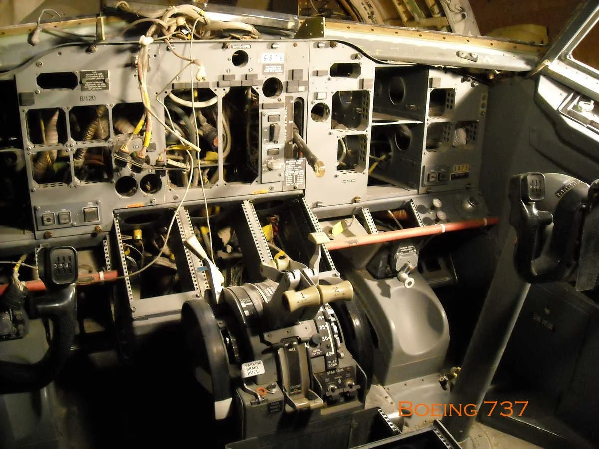 737 Classic Flight Deck - Scrap to Home Flight Deck — Flaps 2 Approach ...