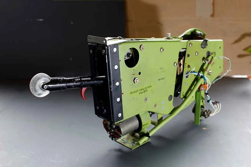 OEM B737 Landing Gear Mechanism - Installed and Functioning — Flaps 2 ...