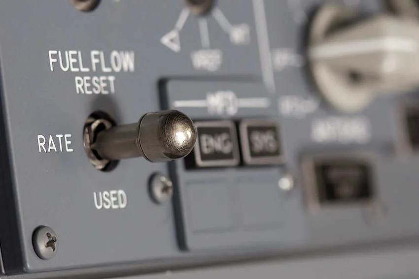 B737-800 NG Fuel Flow Reset Switch - OEM Switch Installed and ...