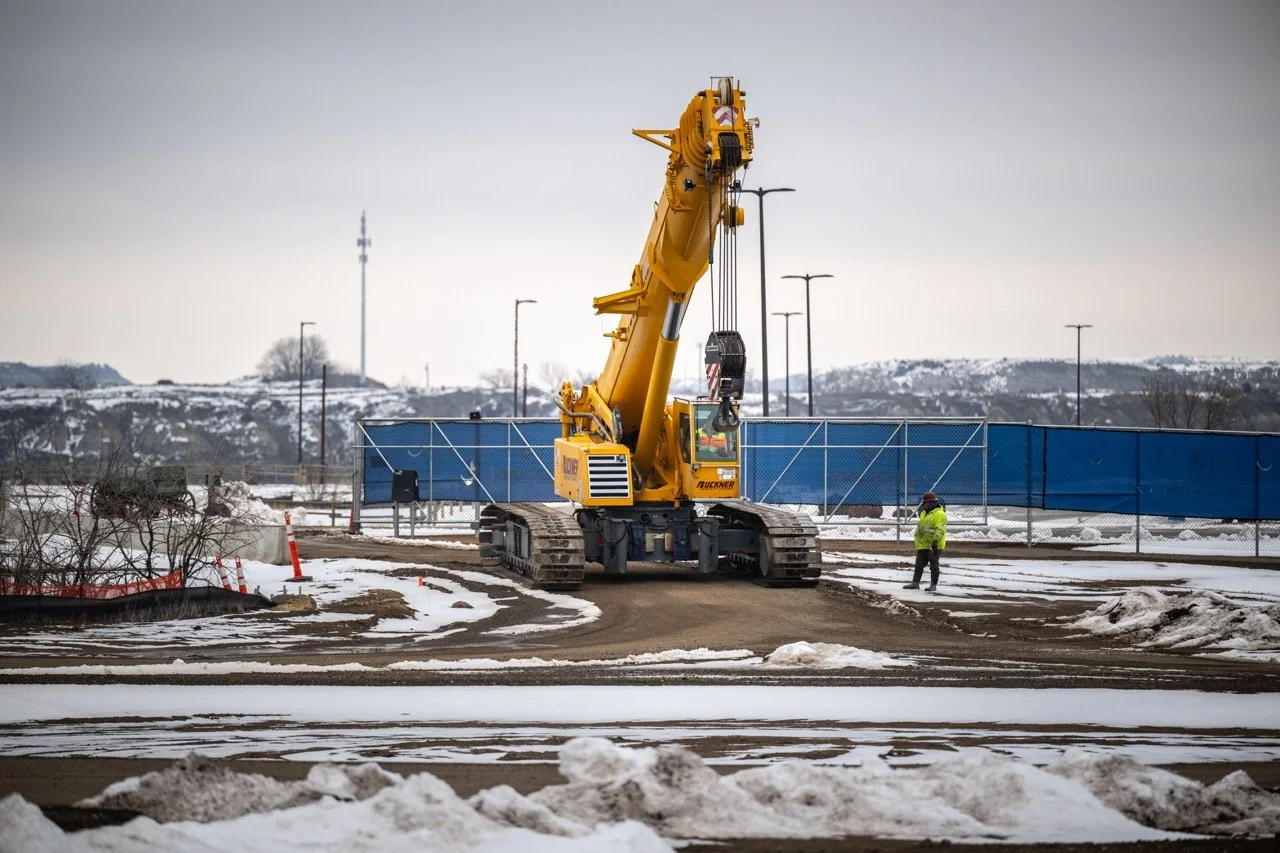 Crane Arrives On-Site — Theodore Roosevelt Presidential Library