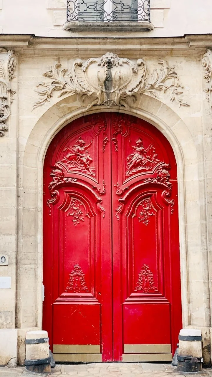 10 Classic French Fashion essentials | A Parisienne Life