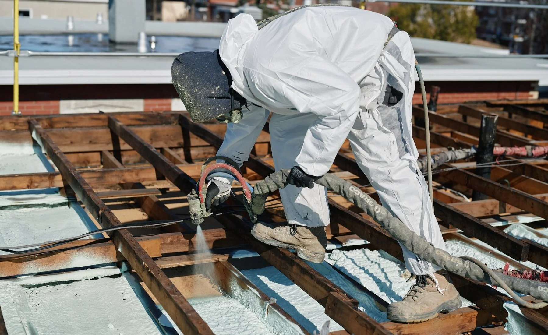 Isolation au polyuréthane giclé synchronisé avec la réfection d’un toit ...