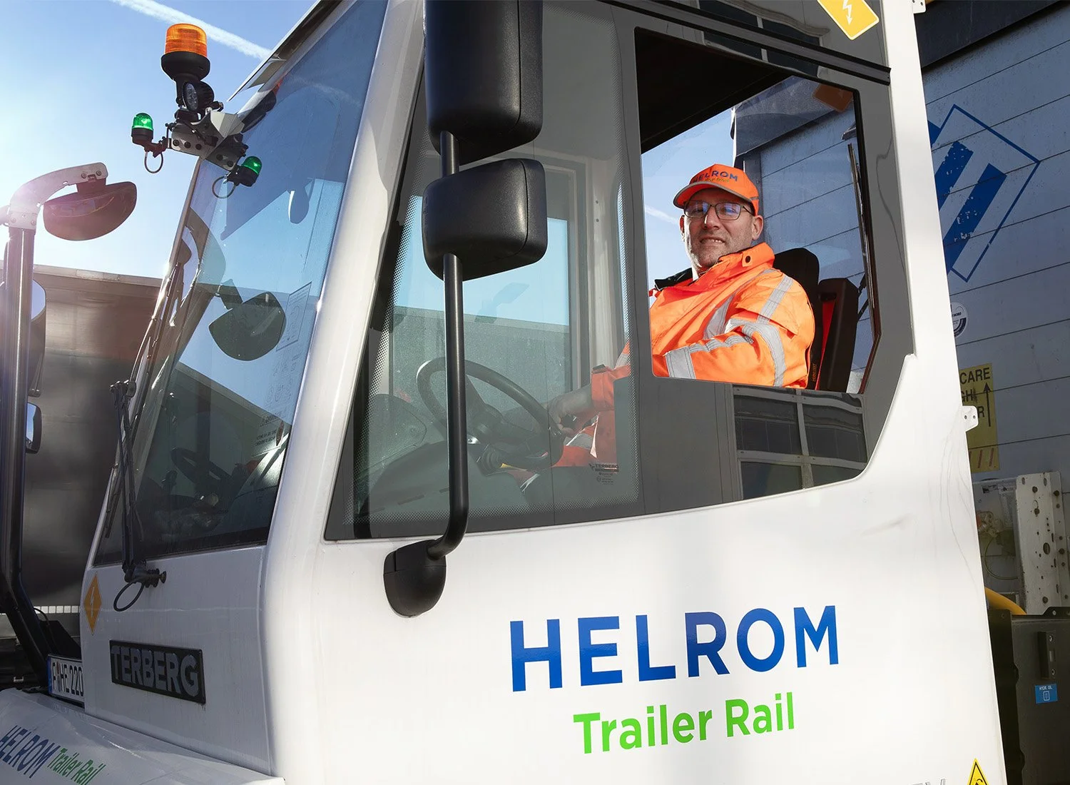 Dein Job: Mit uns kannst du die Logistik nachhaltig verändern. — Helrom ...