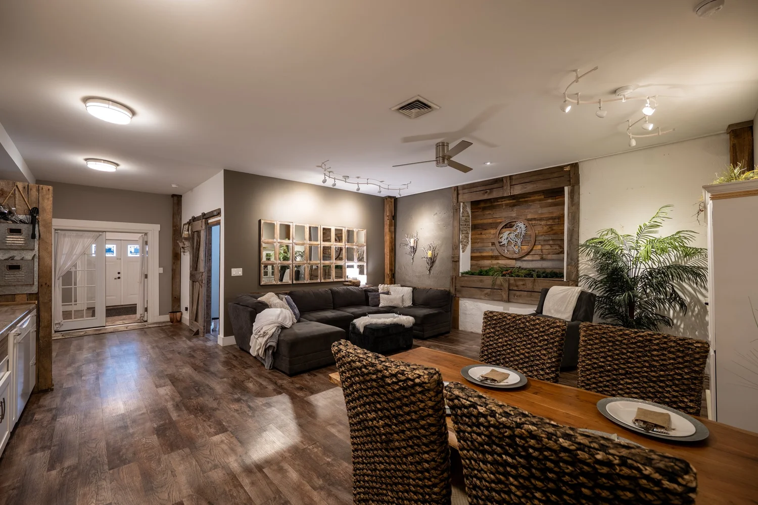 Stablemaster's Quarters — Stay On Broadway
