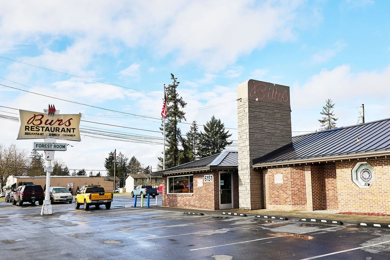 Burs Restaurant and Lounge