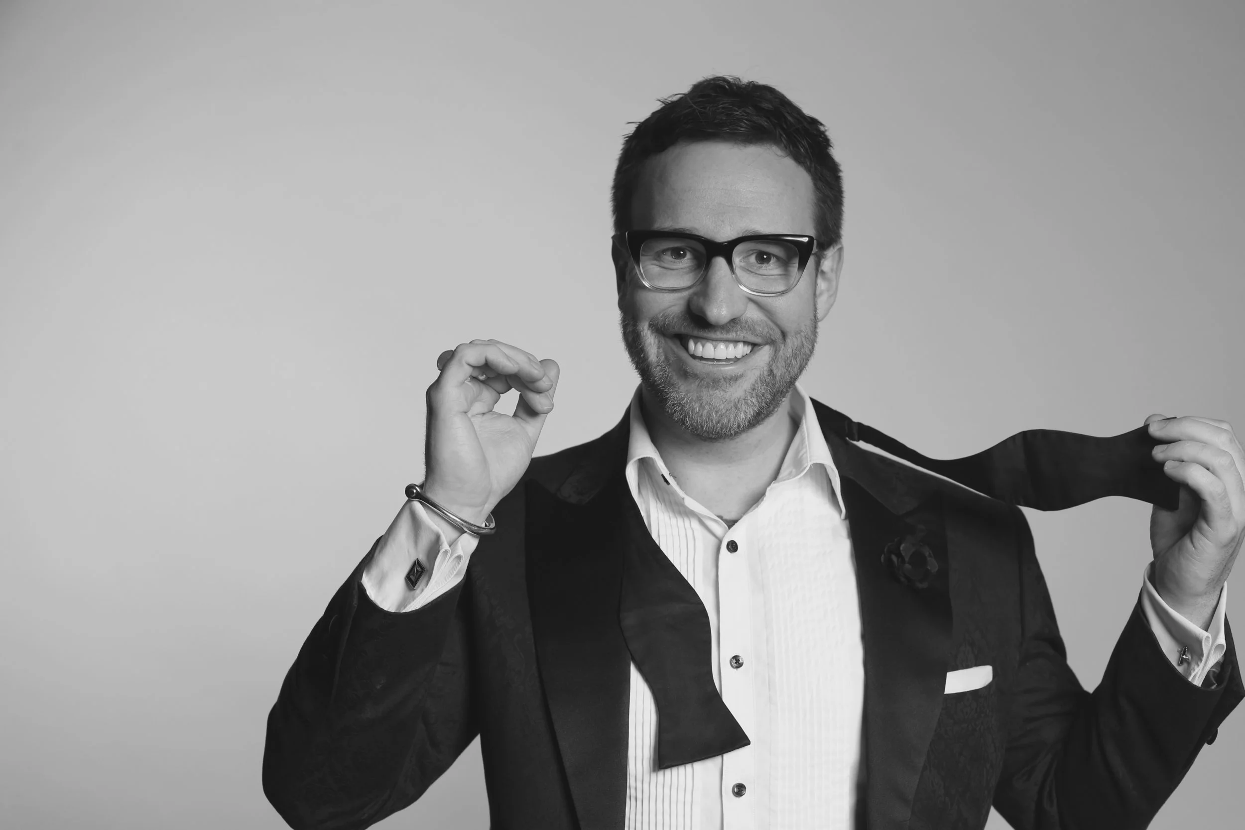 BIO — Scott Hammell - SPEAKER. MAGICIAN. STORYTELLER. STUNT ARTIST